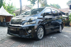Sewa Mobil Vellfire Z - Rainbow Rent Car